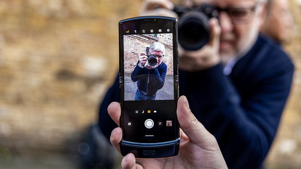 Motorola Razr 2019, Smartphone Flip Phone Saingan Galaxy Z ...